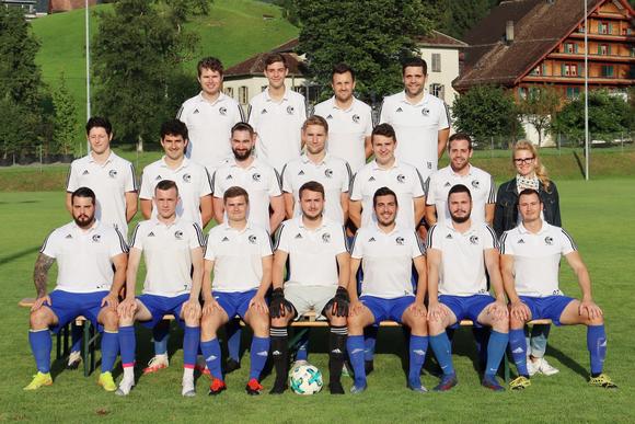 Ibach III mit einem neuen Präsentations-Shirt | FC Ibach